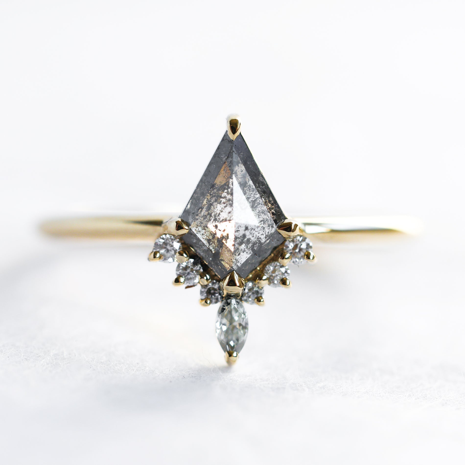 Tiara salt and pepper kite diamond ring – Capucinne